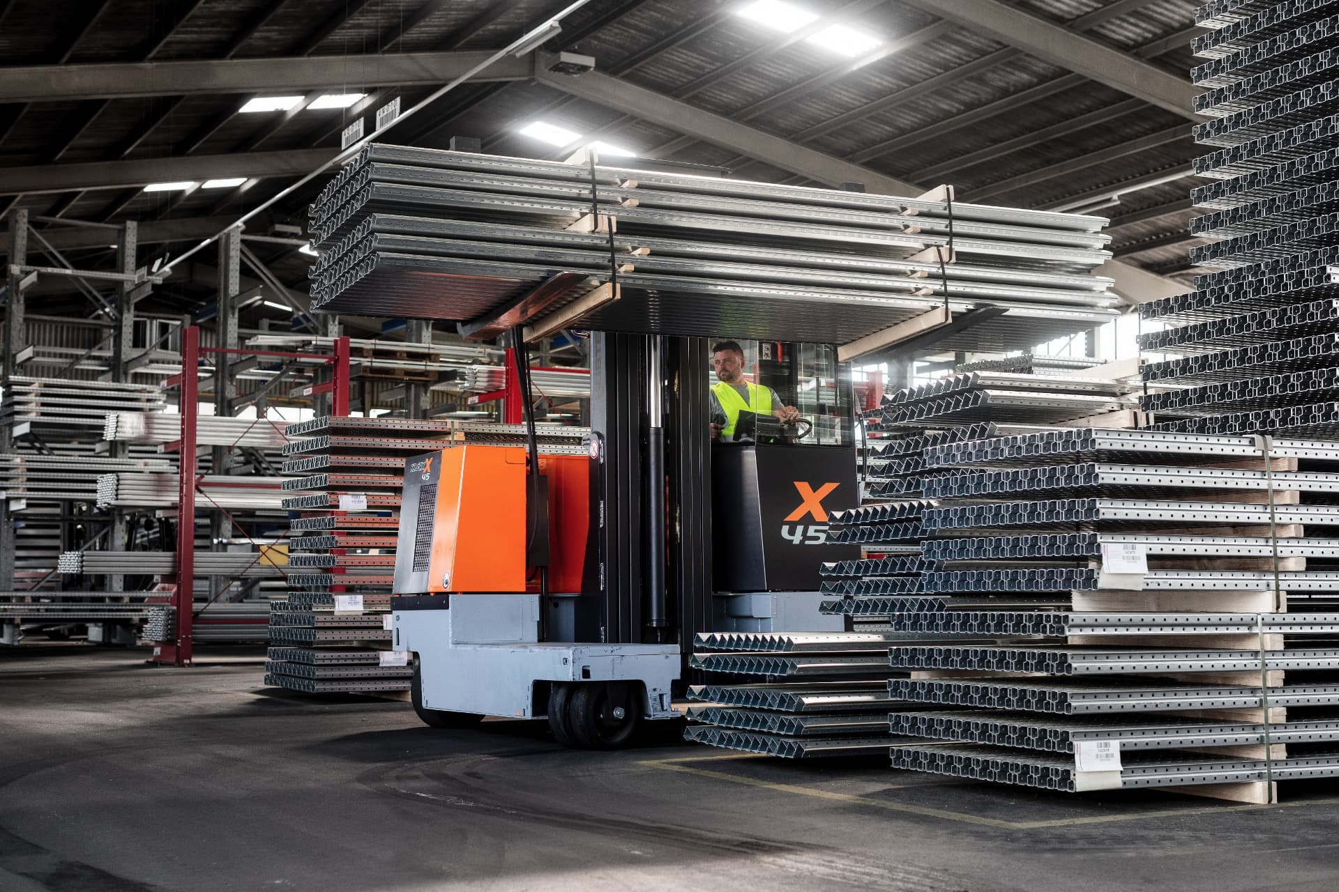 Elektro-Mehrwege-Seitenstapler MaxX: die Alternative zu Diesel/Gas | HUBTEX