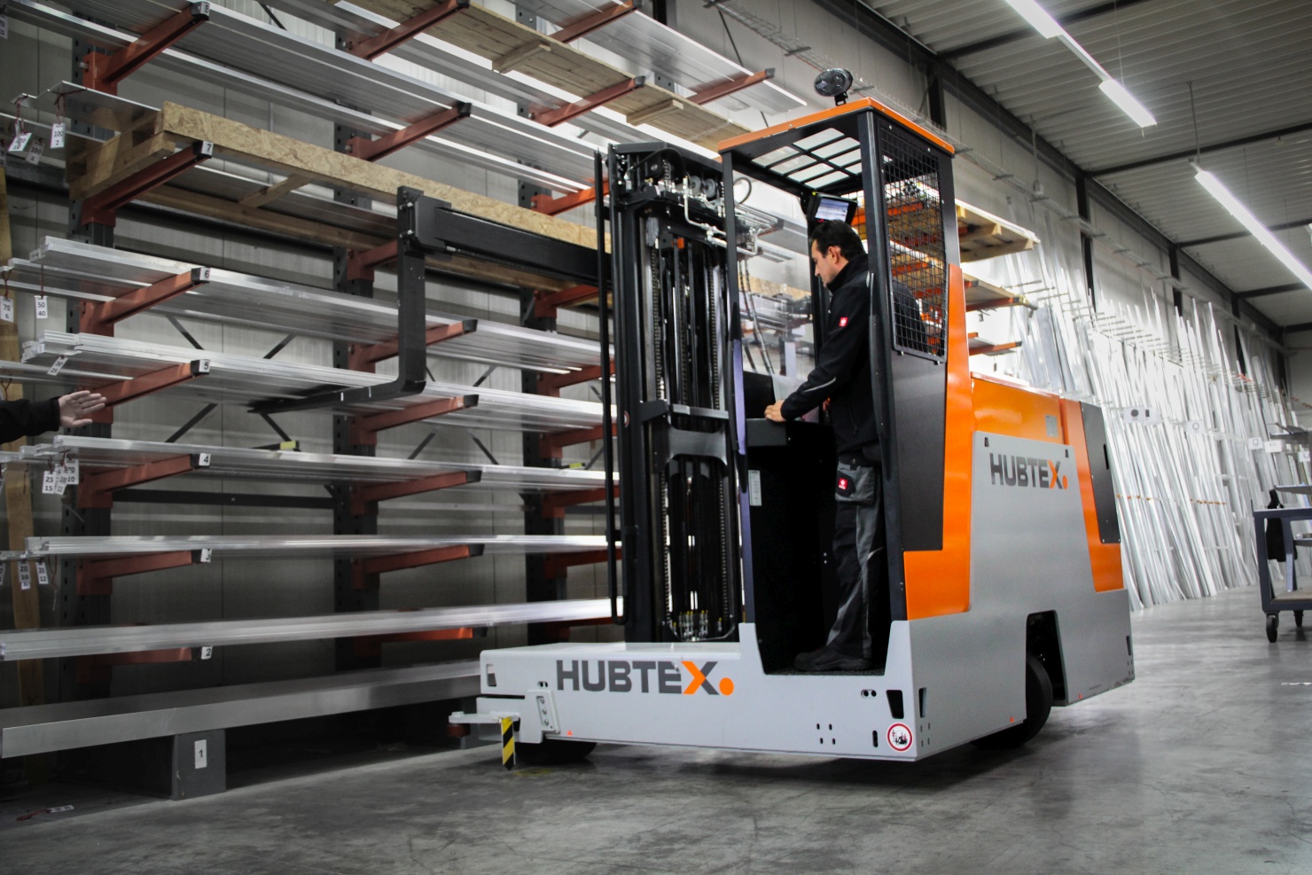 BasiX 3-wheel universal sideloader: with multidirectional steering | HUBTEX