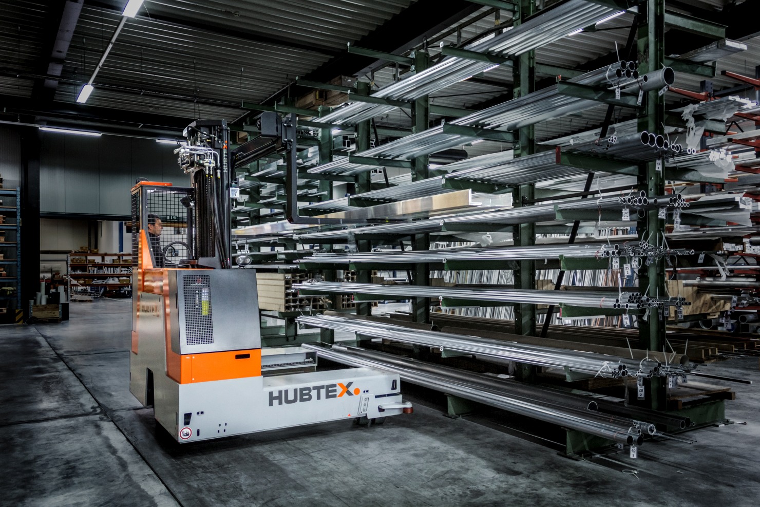 Multidirectional sideloaders at Alu-Point | HUBTEX