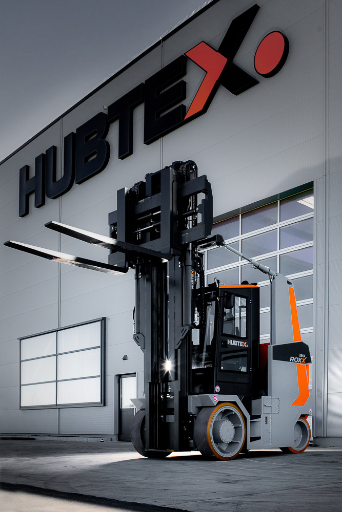 Compact electric heavy duty forklift: up to 30 t load capacity | HUBTEX