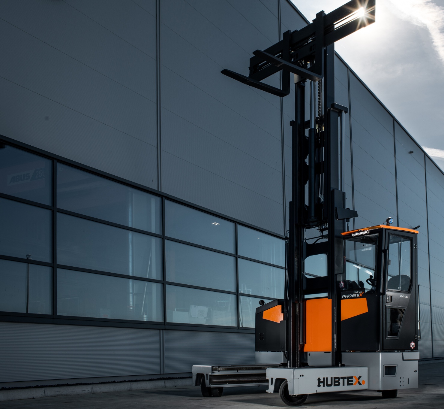 Electric multidirectional sideloader PHOENIX: adaptable to all ...