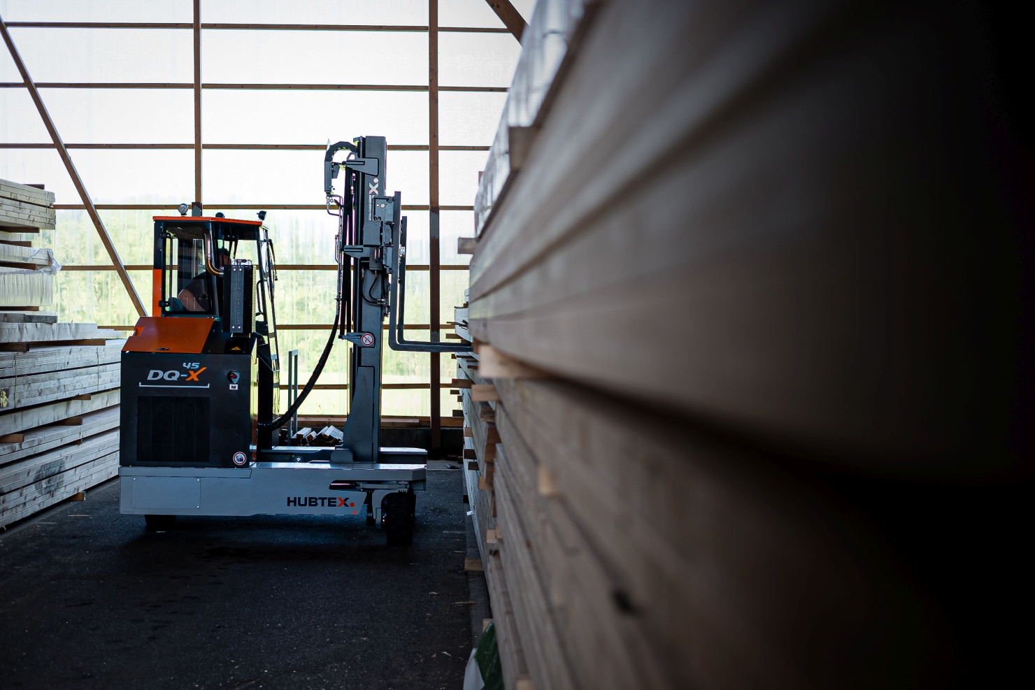 Zijlader heftrucks voor lange lasten in smalle gangpaden | HUBTEX