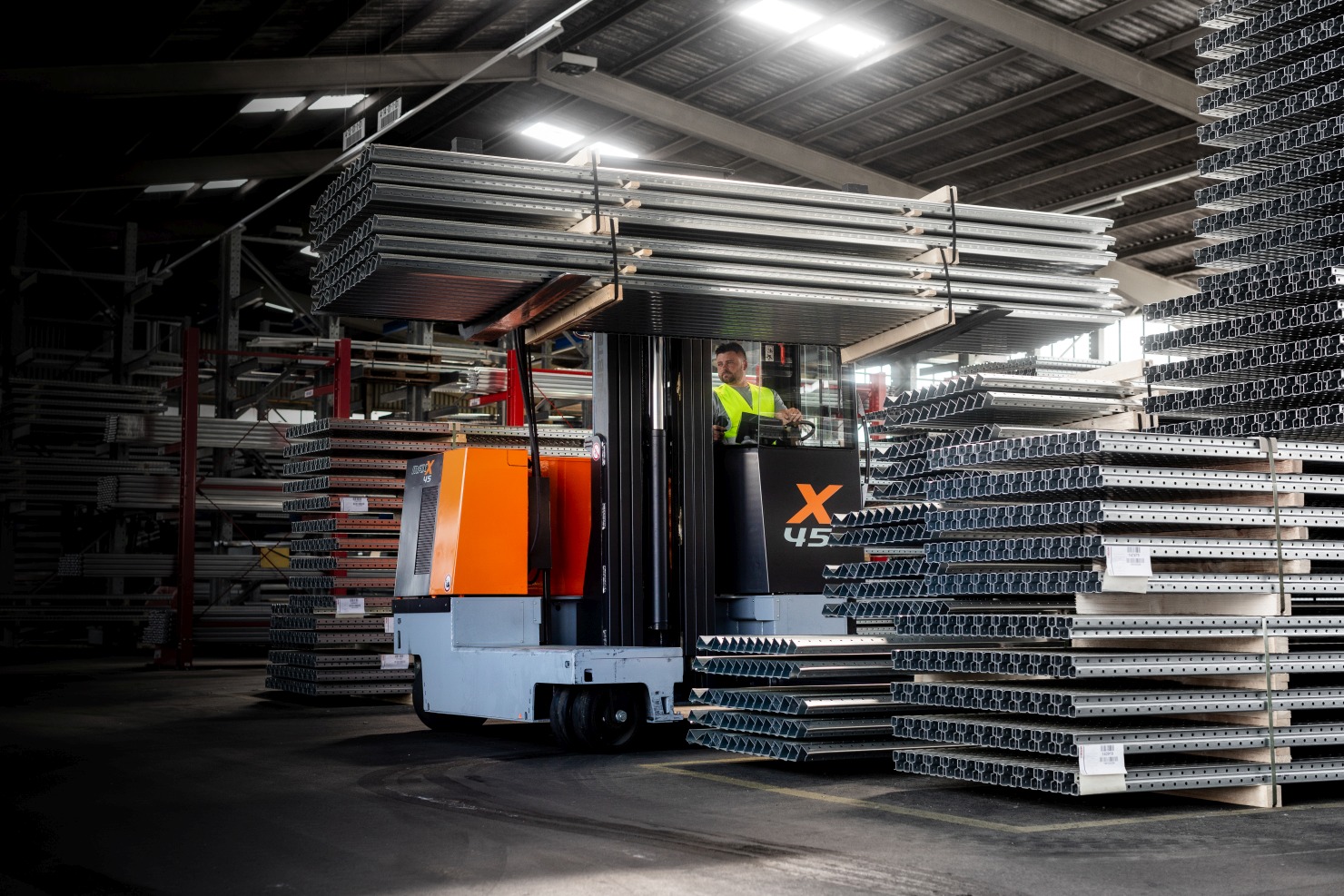 Spezialgefertigte Seitenstapler, Flurförderzeuge für lange, sperrige ...