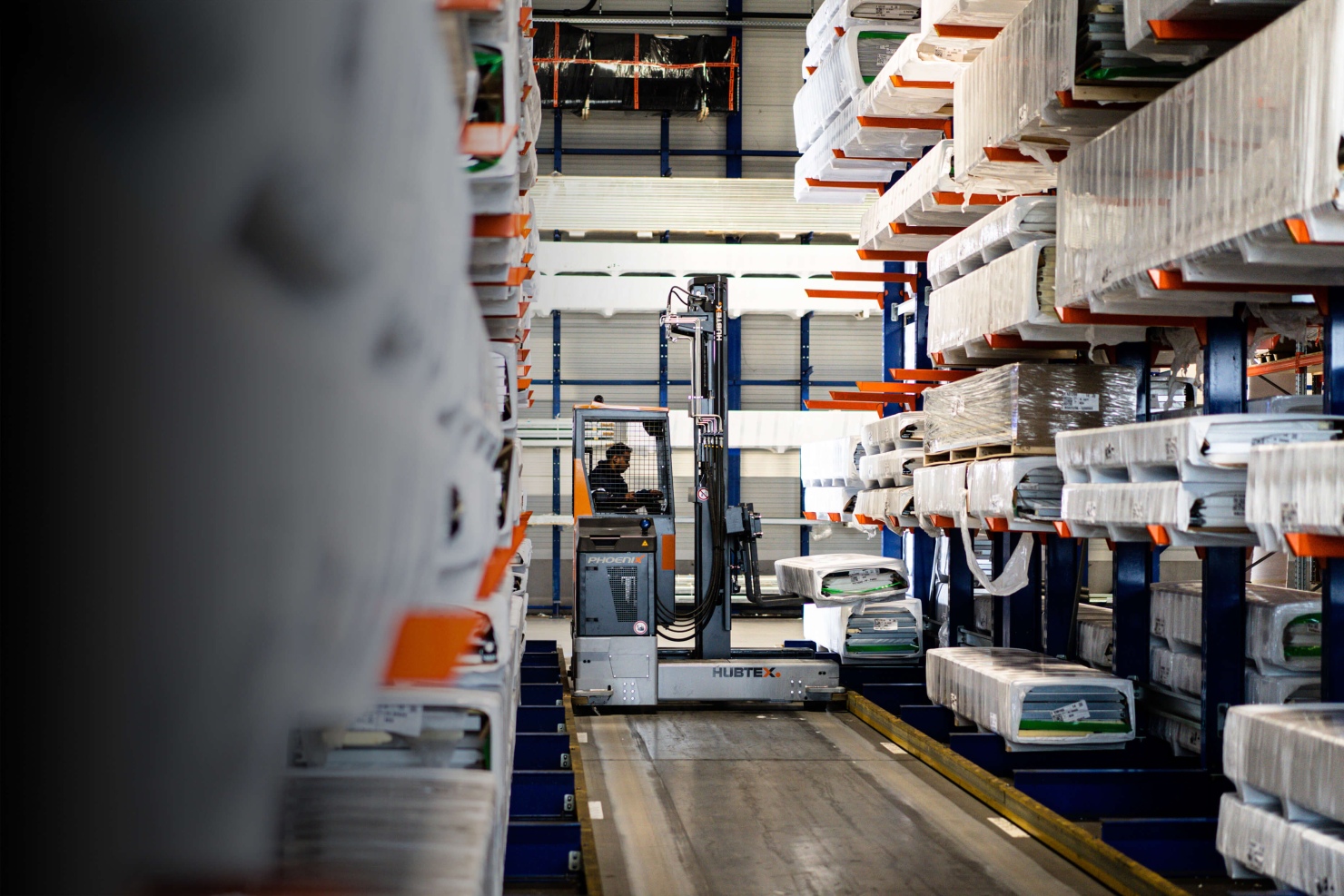 HUBTEX multi-directional forklifts optimize warehouse at Bos Dynamics