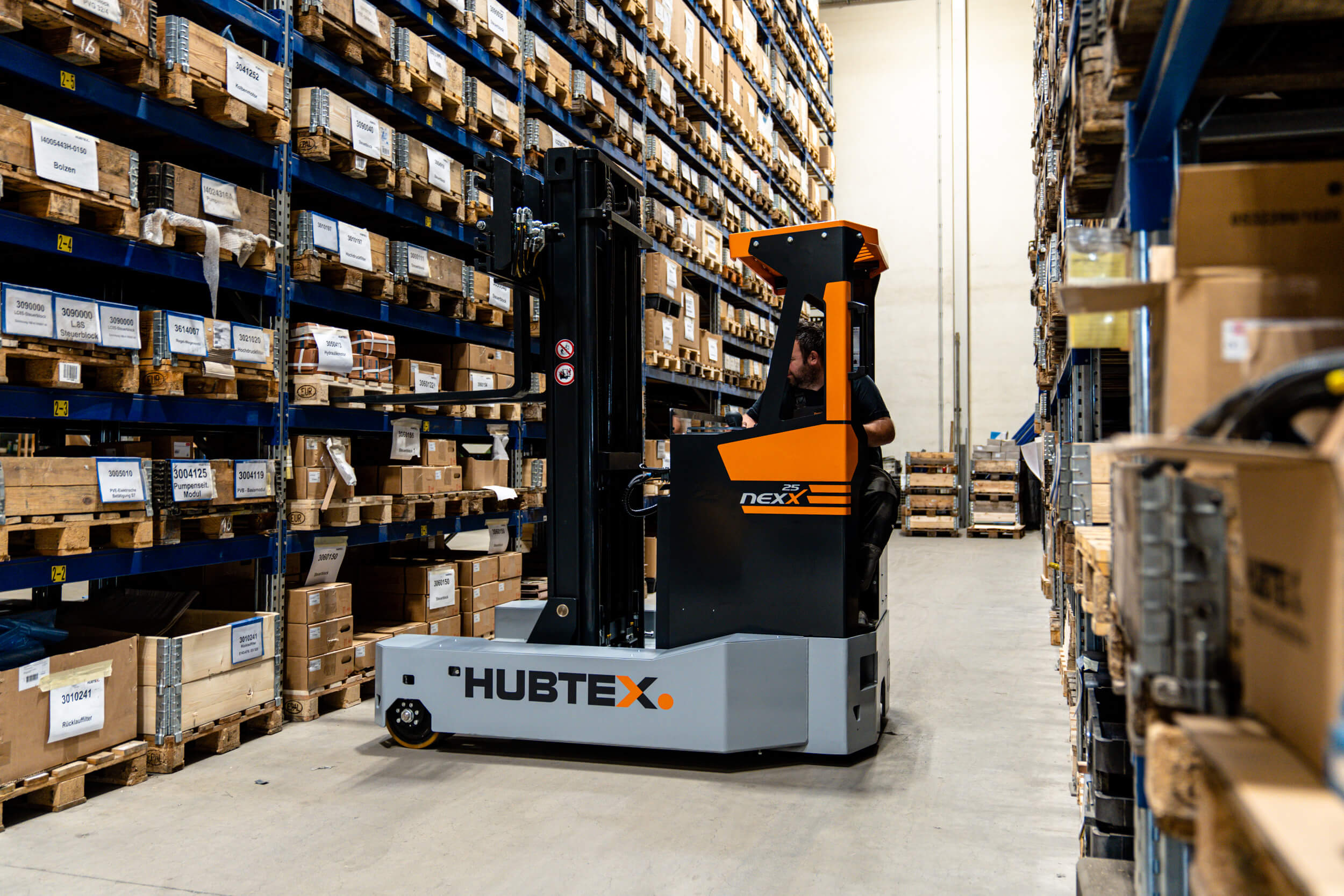 HUBTEX mit neuem Schubmaststapler für enge Regalgänge