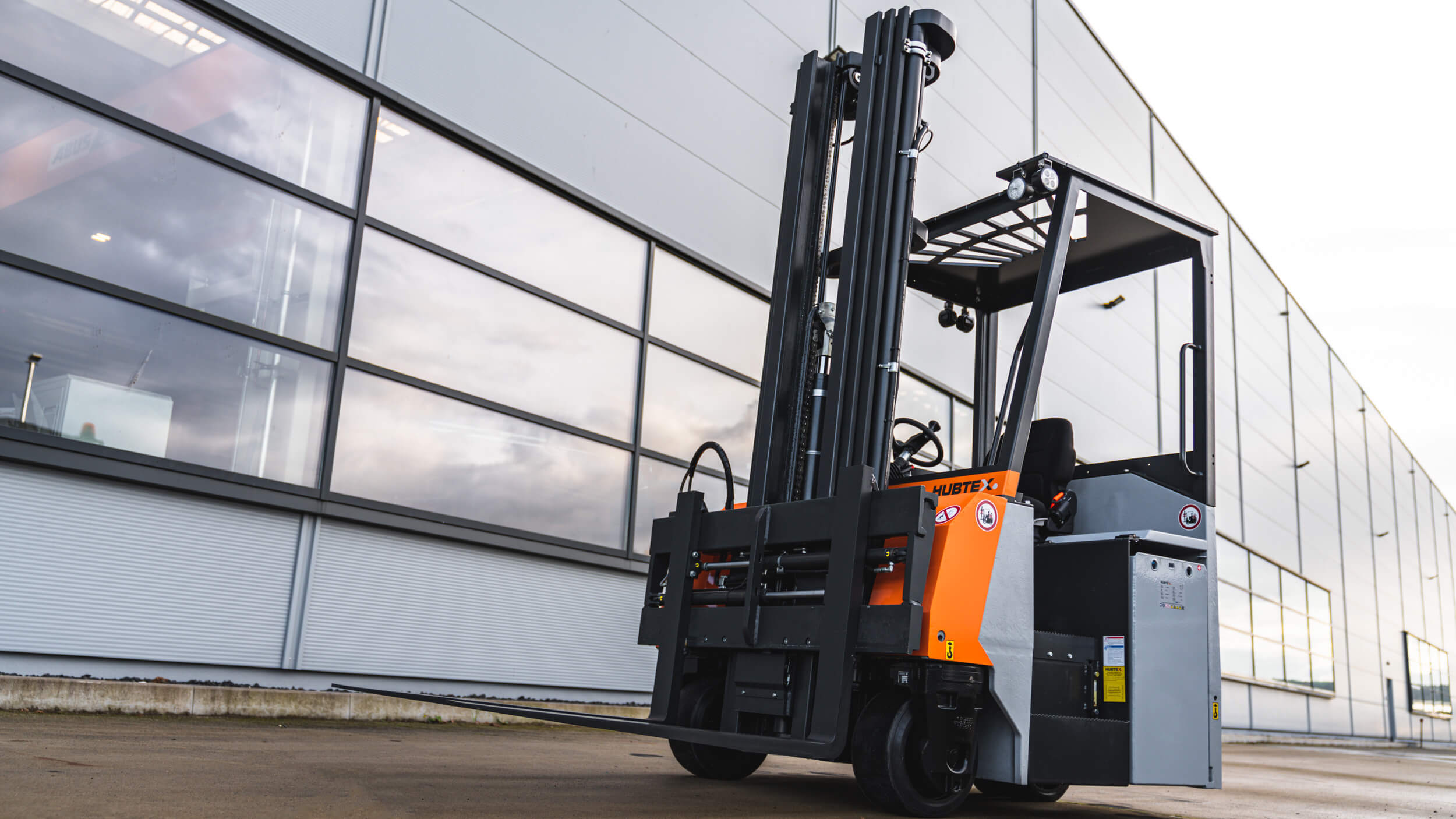 Electric multidirectional counterbalance forklifts: Unbeatably agile ...