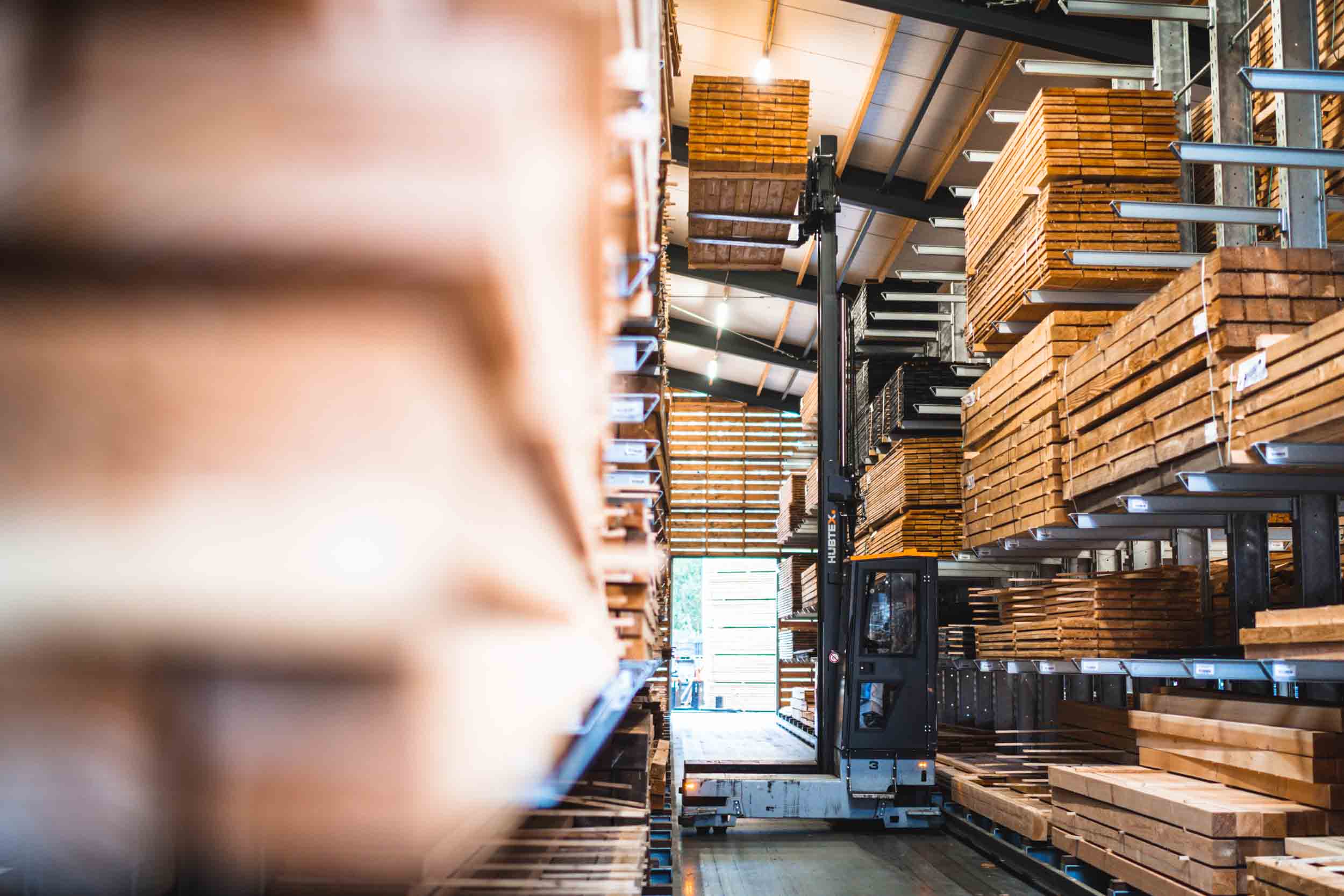 Négoce bois : manutention efficace du bois long chez Douglas Hout | HUBTEX