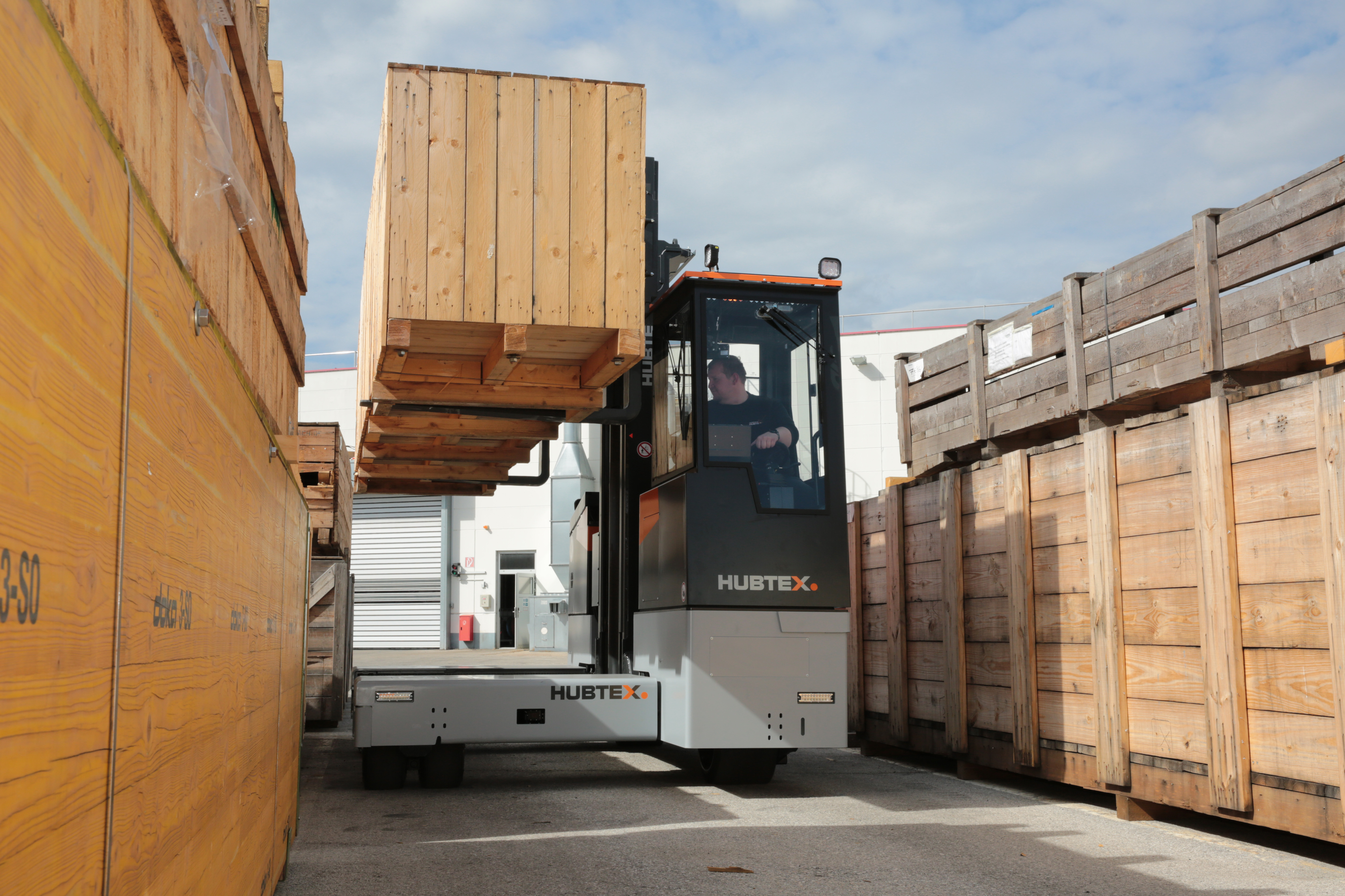 LIGNA 2025: New e-sideloaders for outdoor use MSL 50 and MAXX 50 | HUBTEX