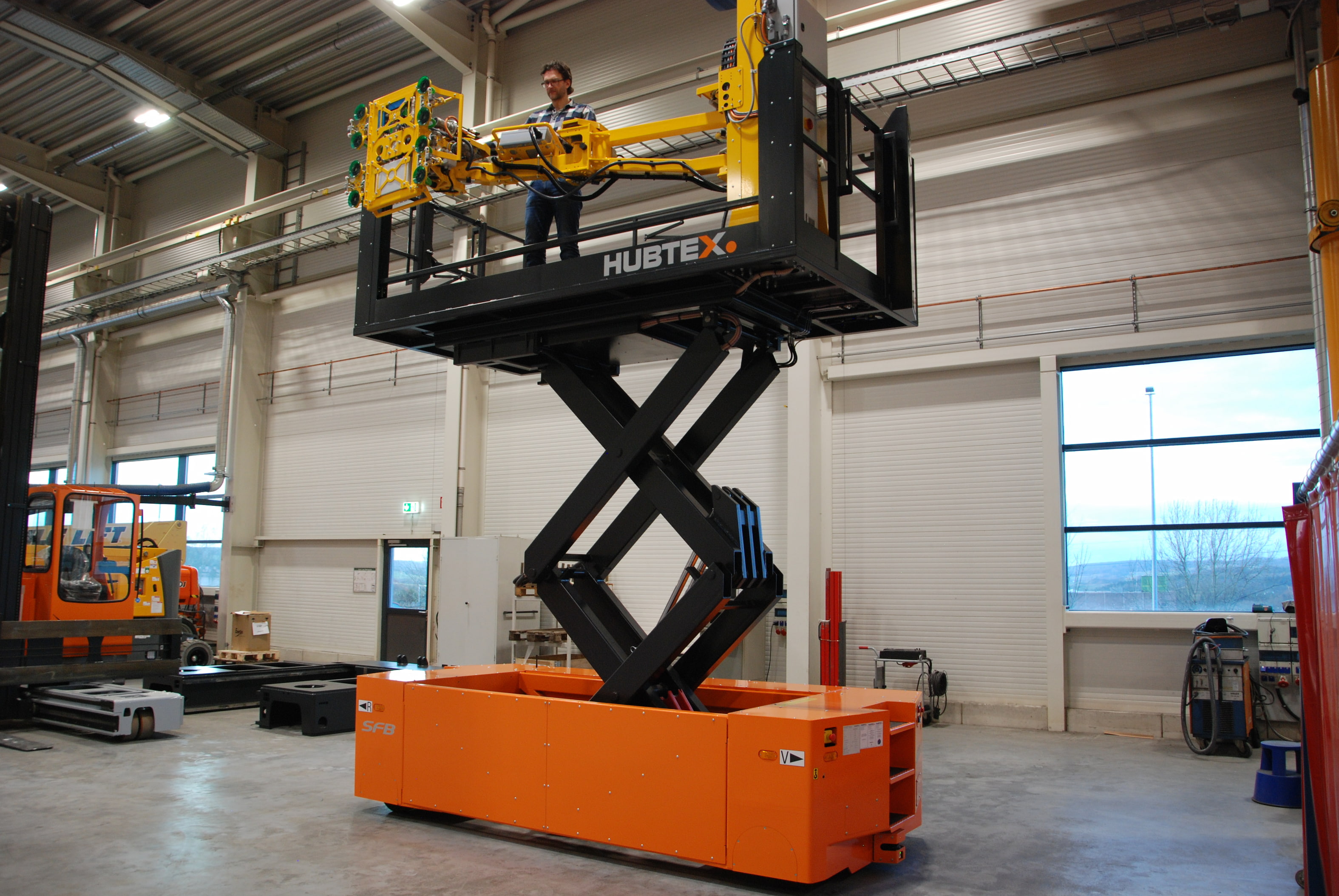 HUBTEX EPL 03 – Omnidirectional work platform for aviation & industry