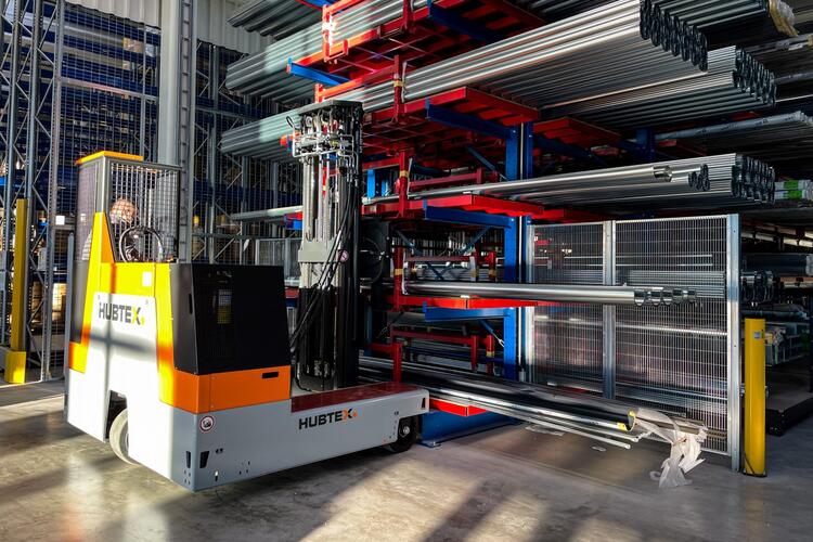 Mehrwegestapler für das Handling von Rinnen und Rohren | HUBTEX