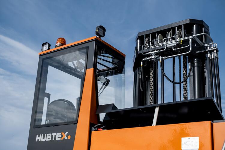 MaxX electric multidirectional sideloader: the alternative to diesel ...