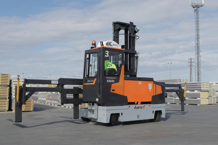 Multi-directional forklift PHOENIX optimizes the HIANSA warehouse