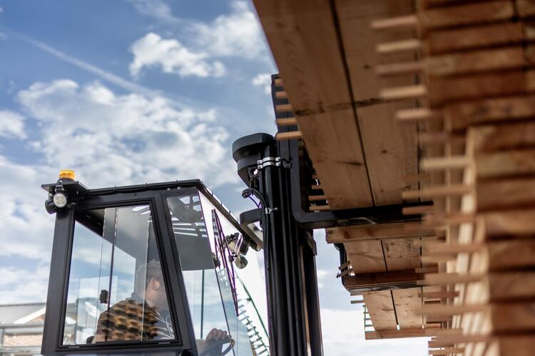Electric multidirectional counterbalance forklifts: Unbeatably agile ...