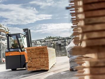 FluX electric multidirectional counterbalance forklifts | HUBTEX