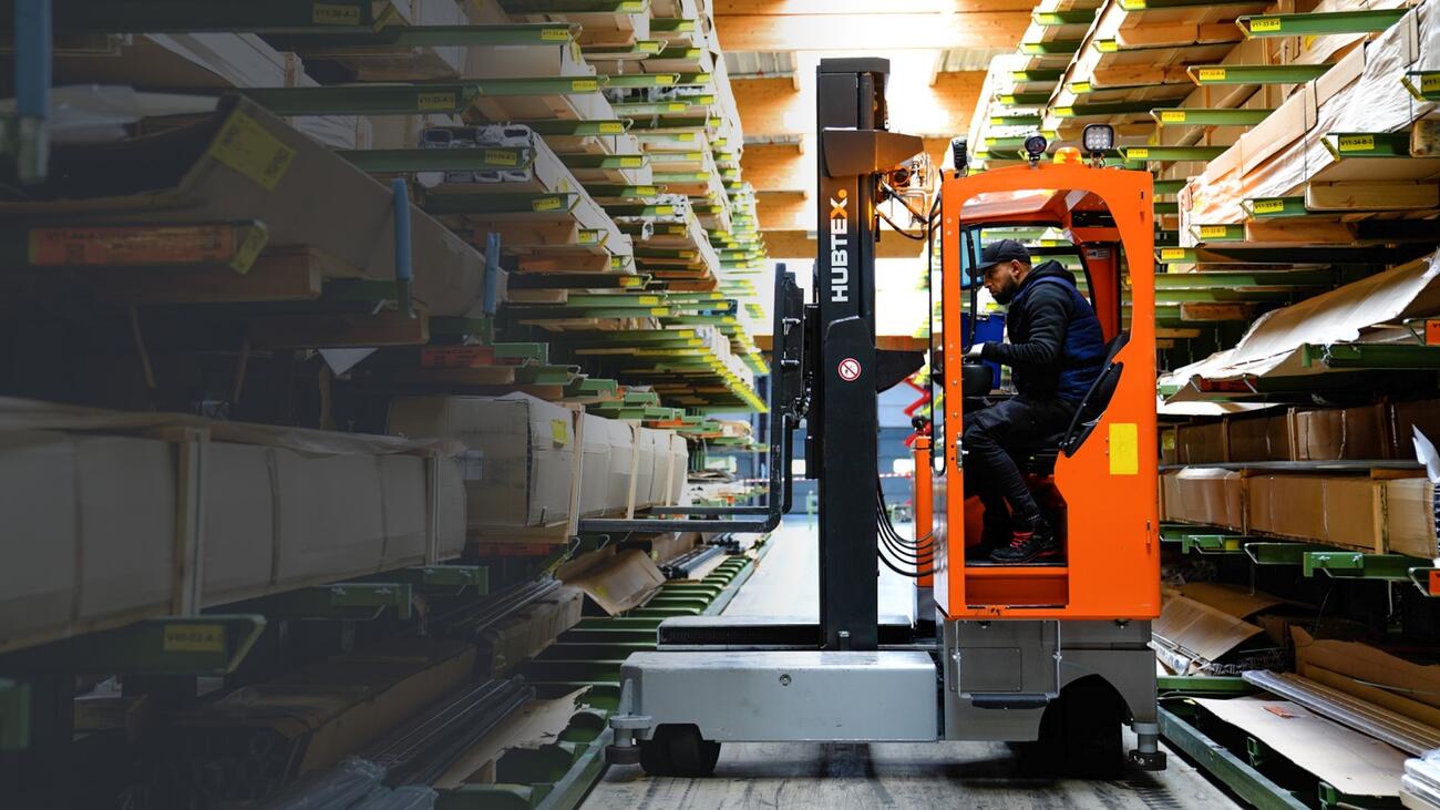 Narrow-aisle warehouses & forklifts: large space savings | HUBTEX ...