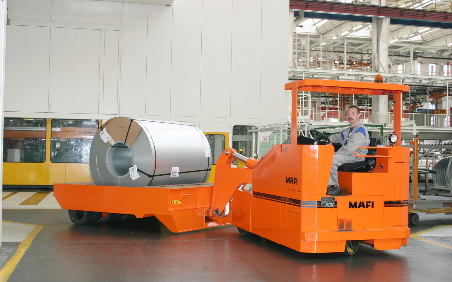 Electric towing tractor: Up to 50 t system load | HUBTEX