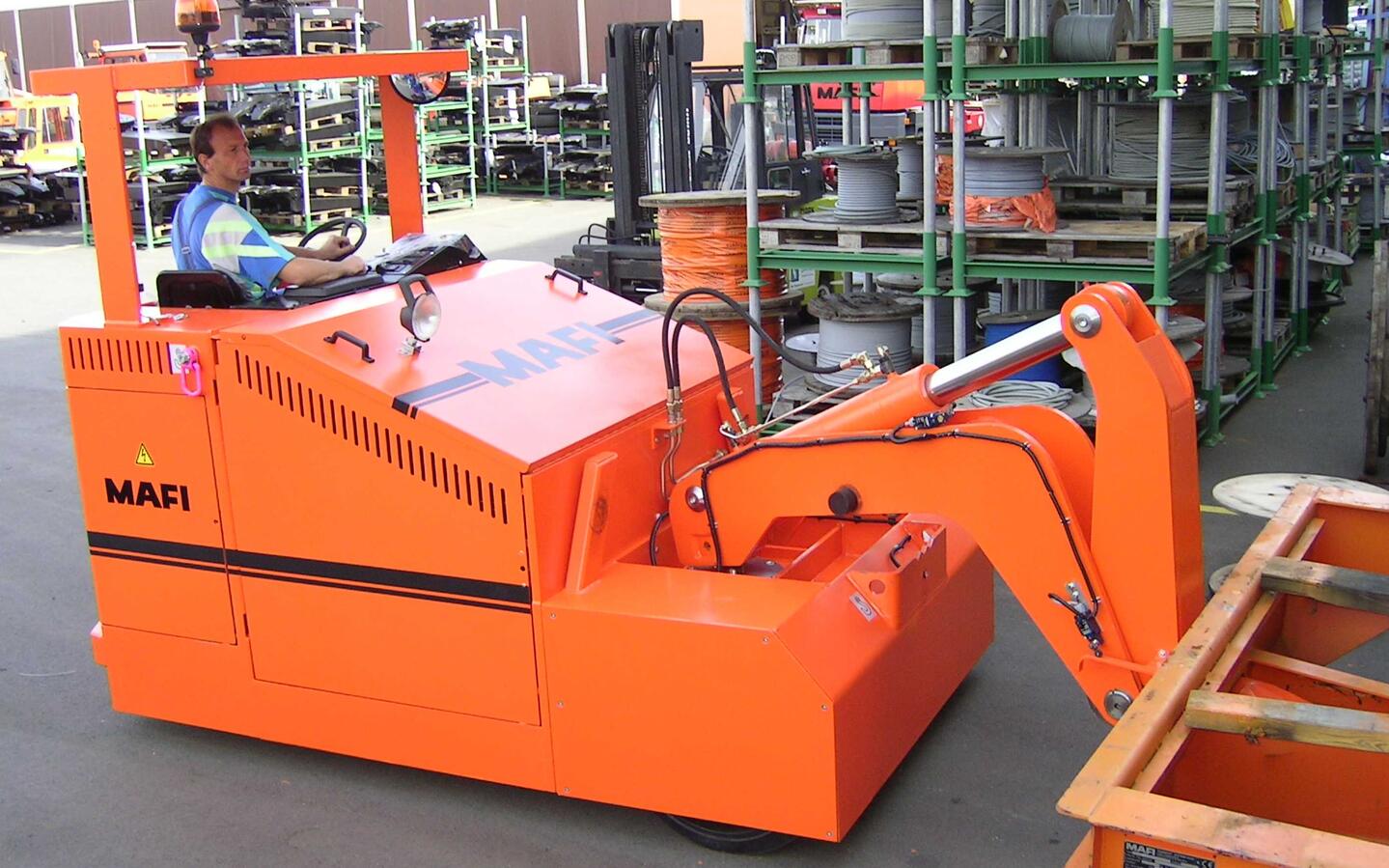Electric towing tractor: Up to 50 t system load | HUBTEX
