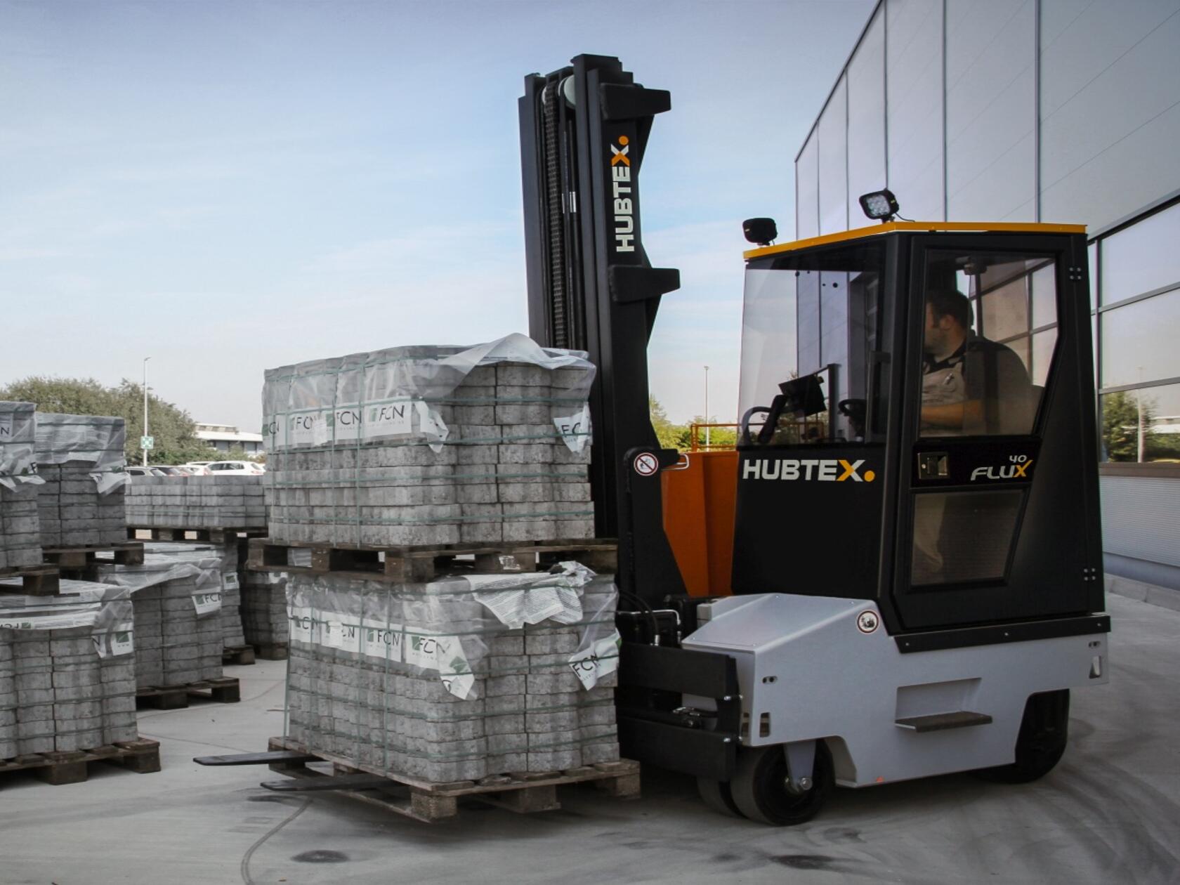 Mehrwegestapler im Baustoffhandel | HUBTEX