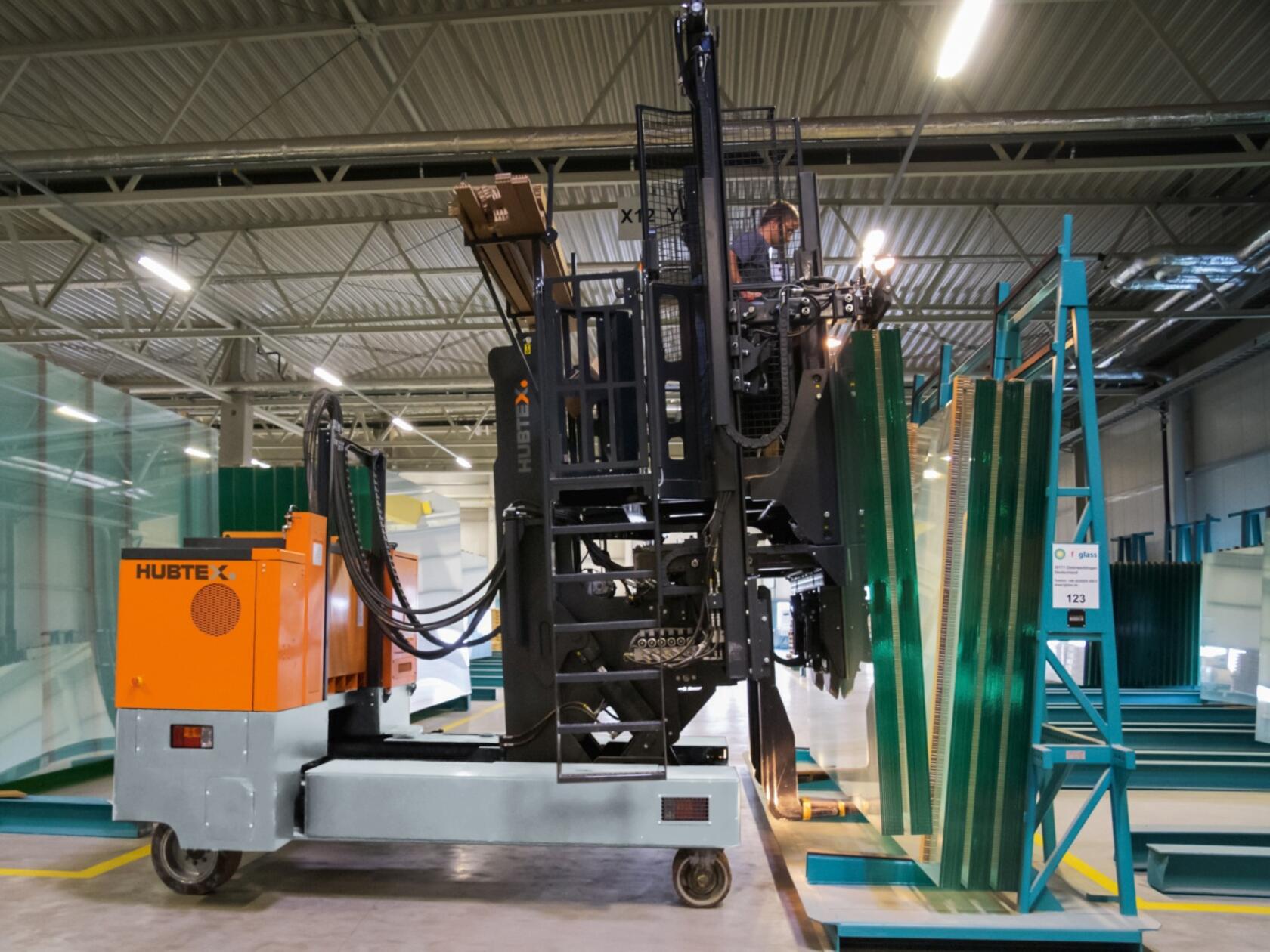 Electric multidirectional sideloader: for glass packs up to 20 tons ...