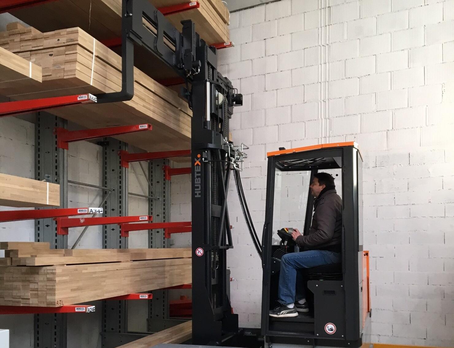 Elektro-Mehrwege-Seitenstapler MaxX: die Alternative zu Diesel/Gas | HUBTEX