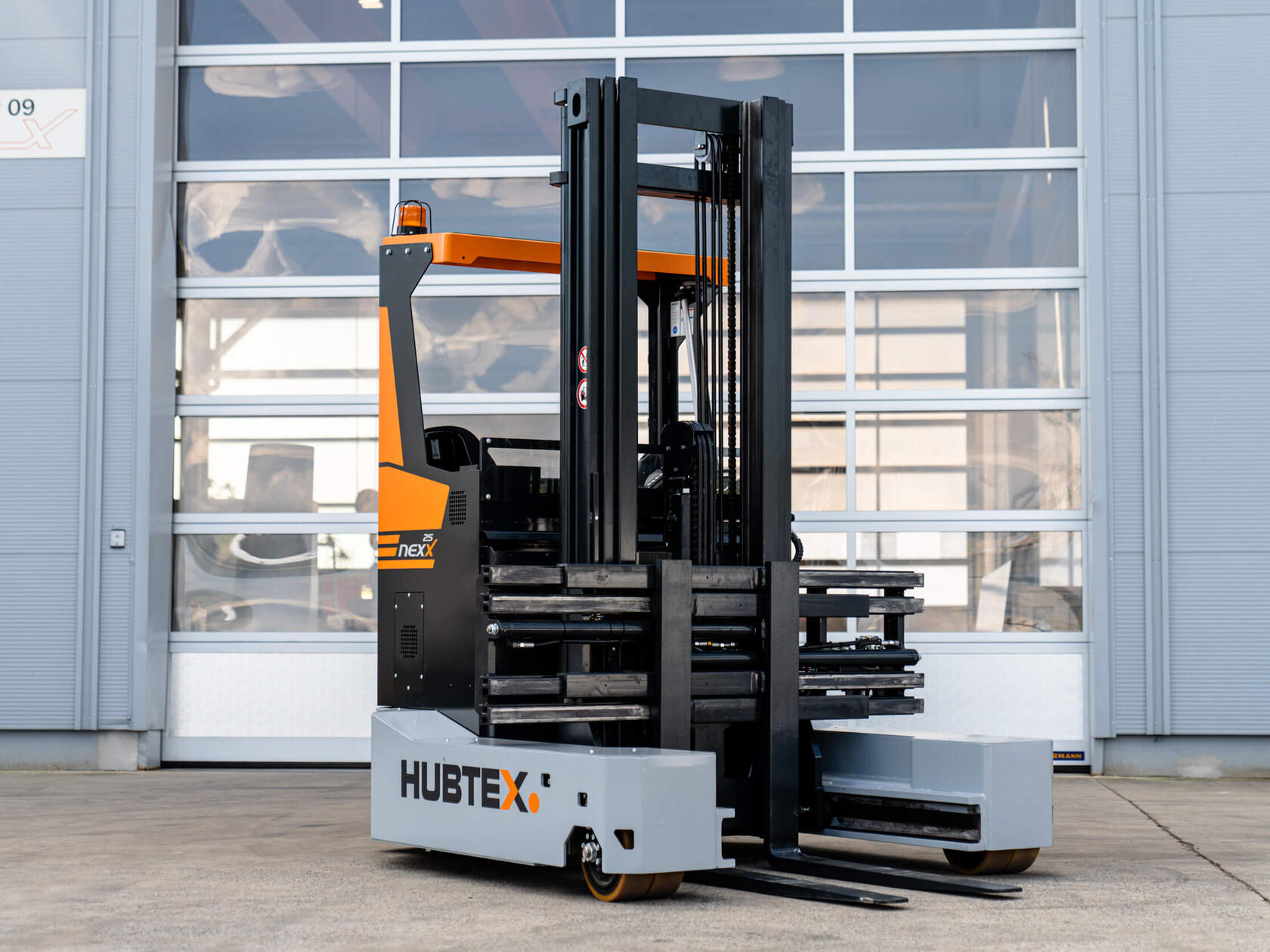 Elektro Schubmaststapler | Kompakt, wendig & stark | HUBTEX